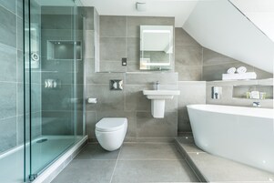 Quarto Duplo Superior, vista para o mar | Casa de banho | Uma combinação polibã/banheira, uma banheira de imersão total 