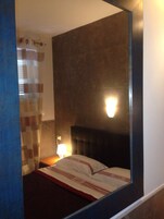 Quarto casal | Escrivaninha, berços (sobretaxa), Wi-Fi de cortesia