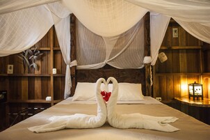 Bungalow Standard, 1 cama queen-size, varanda, junto ao jardim | Cofre no quarto, roupa de cama fornecida