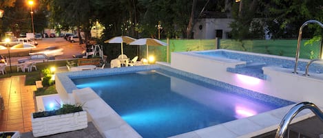 Piscina interna, 2 piscinas externas, guarda-sóis, espreguiçadeiras