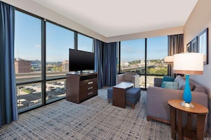 Suite Deluxe, 2 camas queen-size (Premium) | Sala de estar | Televisor