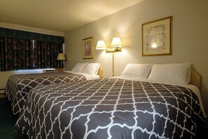 Quarto standard, 2 camas Queen (A Building - Ground Level) | Escrivaninha, cortinas blackout, ferros/tábuas de passar roupa