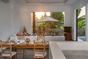 Villa Deluxe, 2 quartos, piscina privativa, vista para a piscina | Refeições no quarto