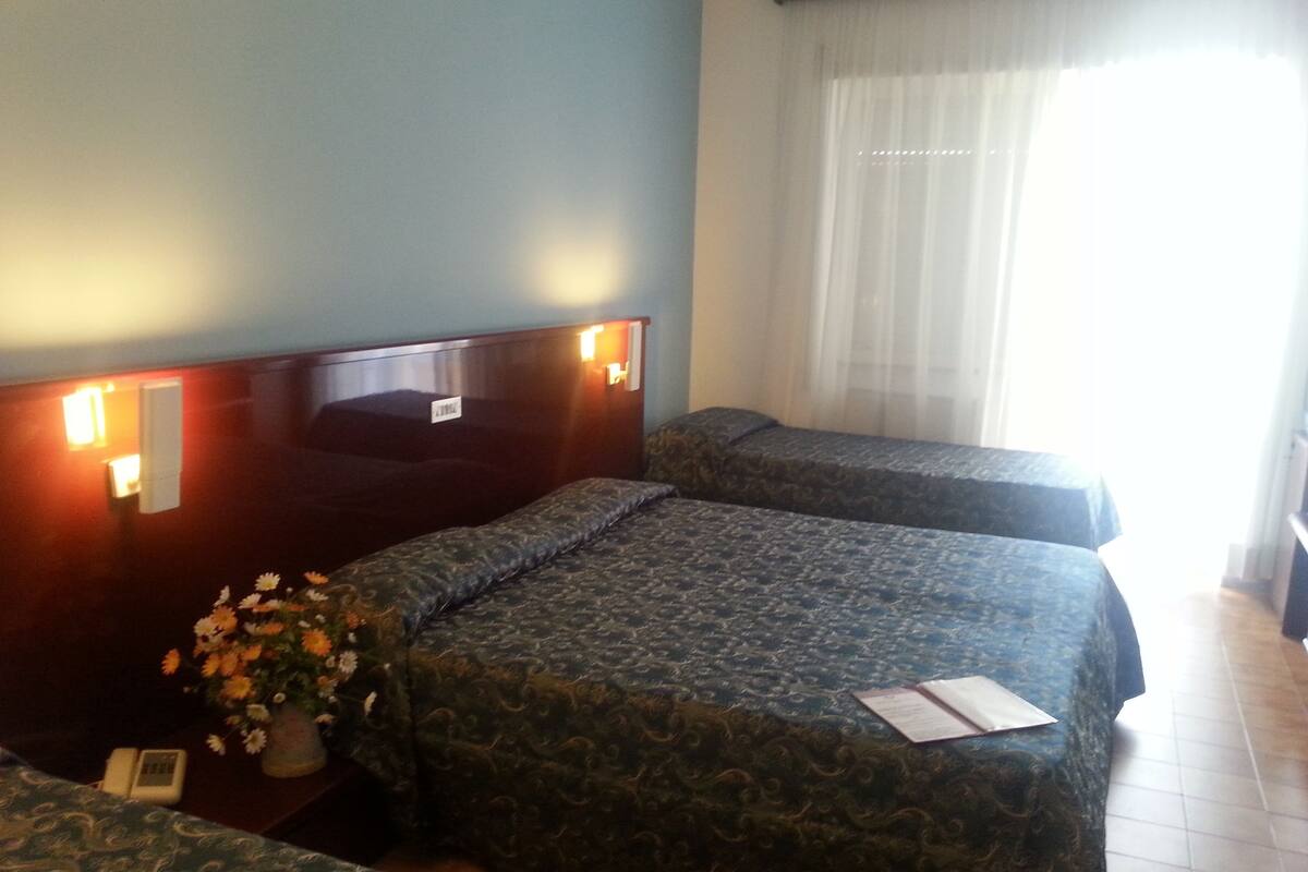 Quarto Quádruplo | Minibar, roupa de cama fornecida