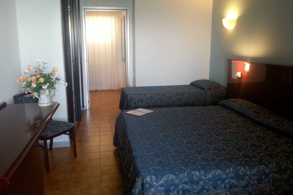 Minibar, roupa de cama fornecida