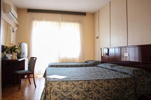 Minibar, roupa de cama fornecida 