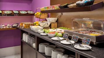 Pequeno-almoço tipo buffet diário (10 EUR por pessoa)