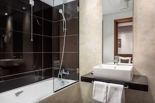 Quarto Twin | Casa de banho | Um polibã, artigos de higiene pessoal grátis, um secador de cabelo 