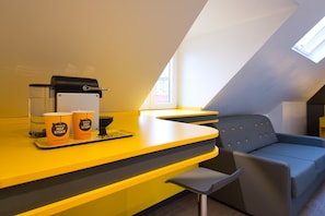 Secretária, quartos insonorizados, Wi-fi grátis