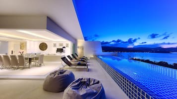 Piscina exterior, uma piscina transbordante