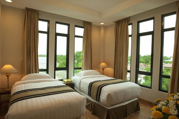 Quarto Superior | Minibar, cofre no quarto, secretária, cortinas/cortinados opacos