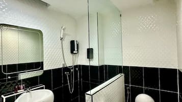 Standard Double or Twin Room, Non Smoking | Casa de banho | Artigos de higiene pessoal grátis, um secador de cabelo, roupões