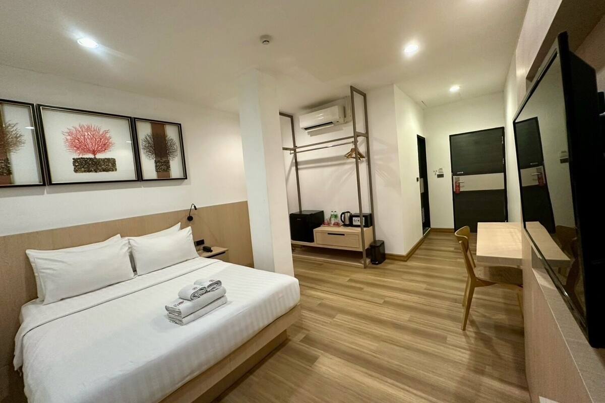 Superior Double or Twin Room, Non Smoking | Minibar, cofre no quarto