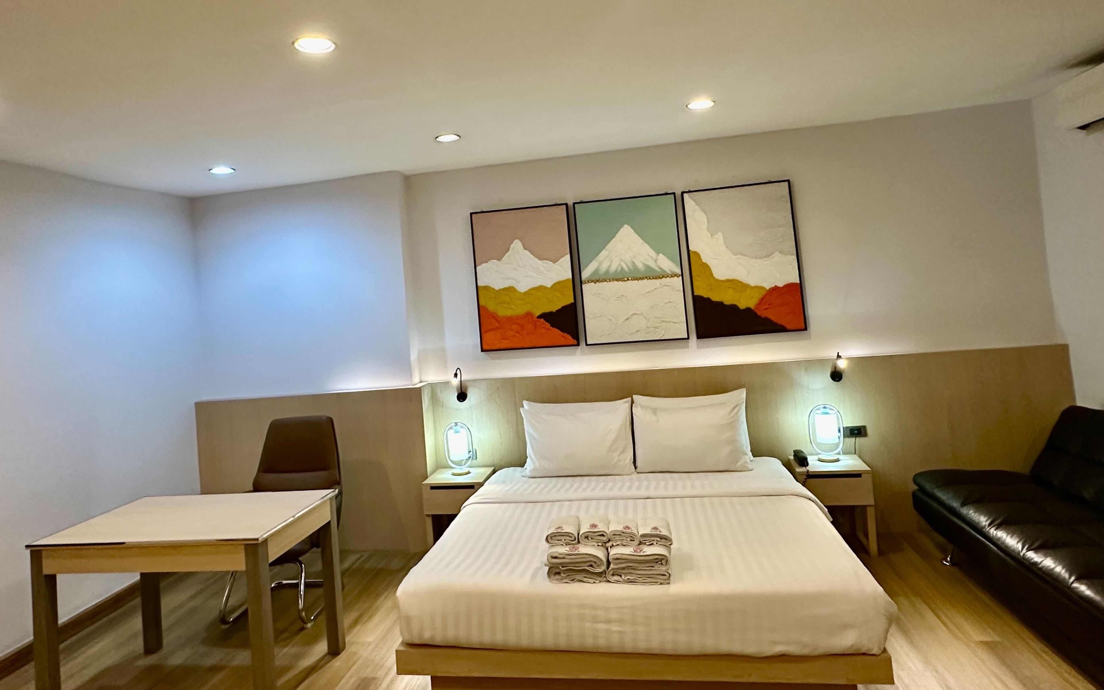 Executive Suite, 1 King Bed with Sofa bed, Non Smoking | Minibar, cofre no quarto 