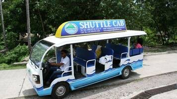 Um serviço de van para transporte, com design azul e branco, identificado como