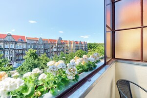 Studio Apartment with Balcony | Vista para a cidade