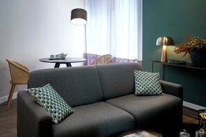 Suite Júnior | Sala de estar | Televisor de ecrã plano de 32 polegadas com canais via satélite 