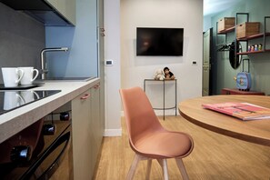 Junior Suite Family | Cozinha privada | Um frigorífico/congelador grande, um micro-ondas, uma placa de cozinha 