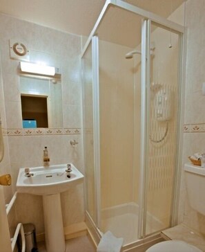 Chuveiro, produtos de toalete grátis, secador de cabelo