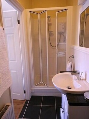 Um secador de cabelo, toalhas fornecidas 