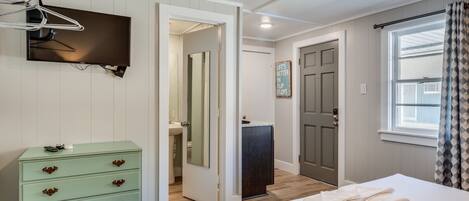 Quarto solteiro, 1 cama King | Cofres nos quartos, individualmente decorados, Wi-Fi de cortesia