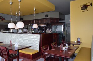 Serve almoços e jantares 