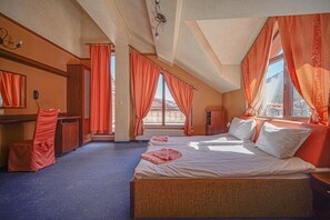 Minibar, secretária, berços/camas para crianças, camas desdobráveis 