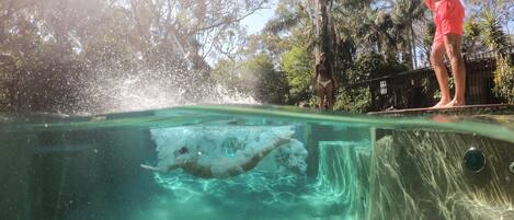 Piscina externa, espreguiçadeiras