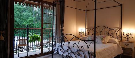Deluxe Double Room with Terrace | Roupas de cama premium, frigobar, cofres nos quartos