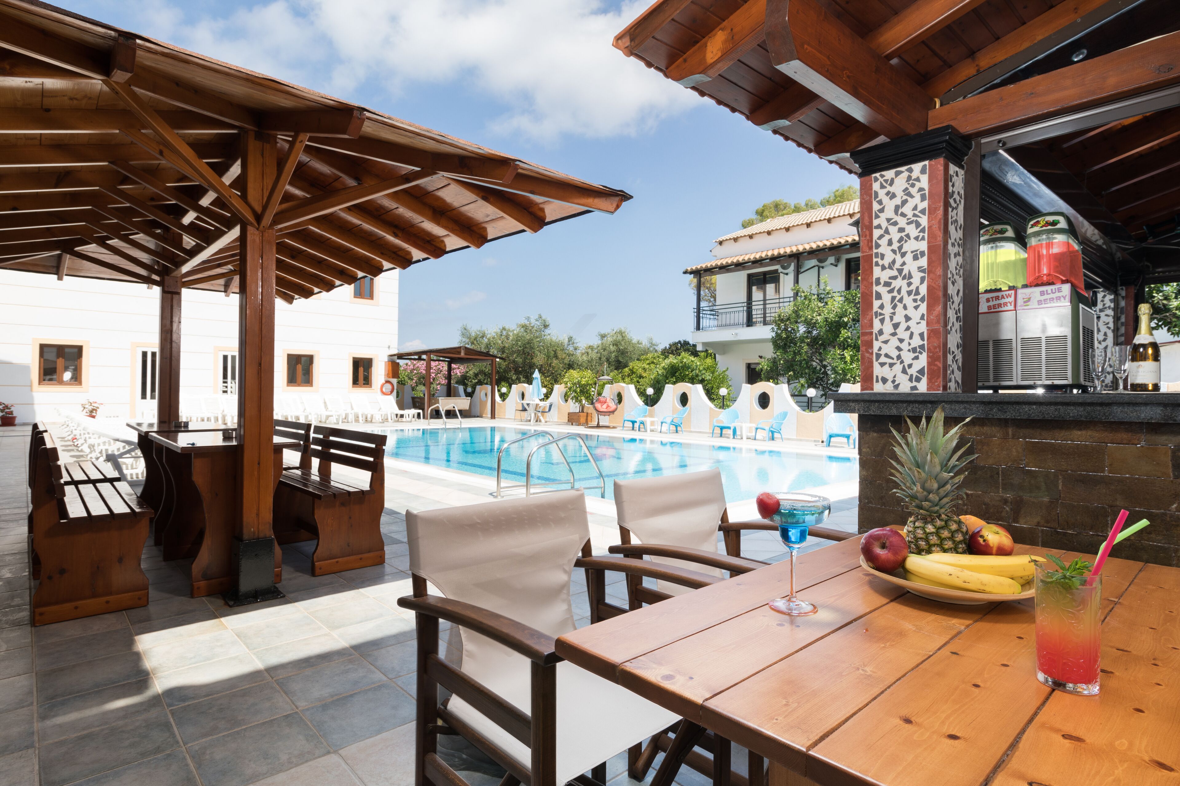 Piscina exterior, guarda-sóis, espreguiçadeiras 