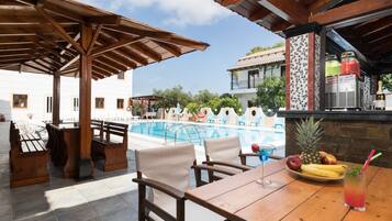 Piscina exterior, guarda-sóis, espreguiçadeiras