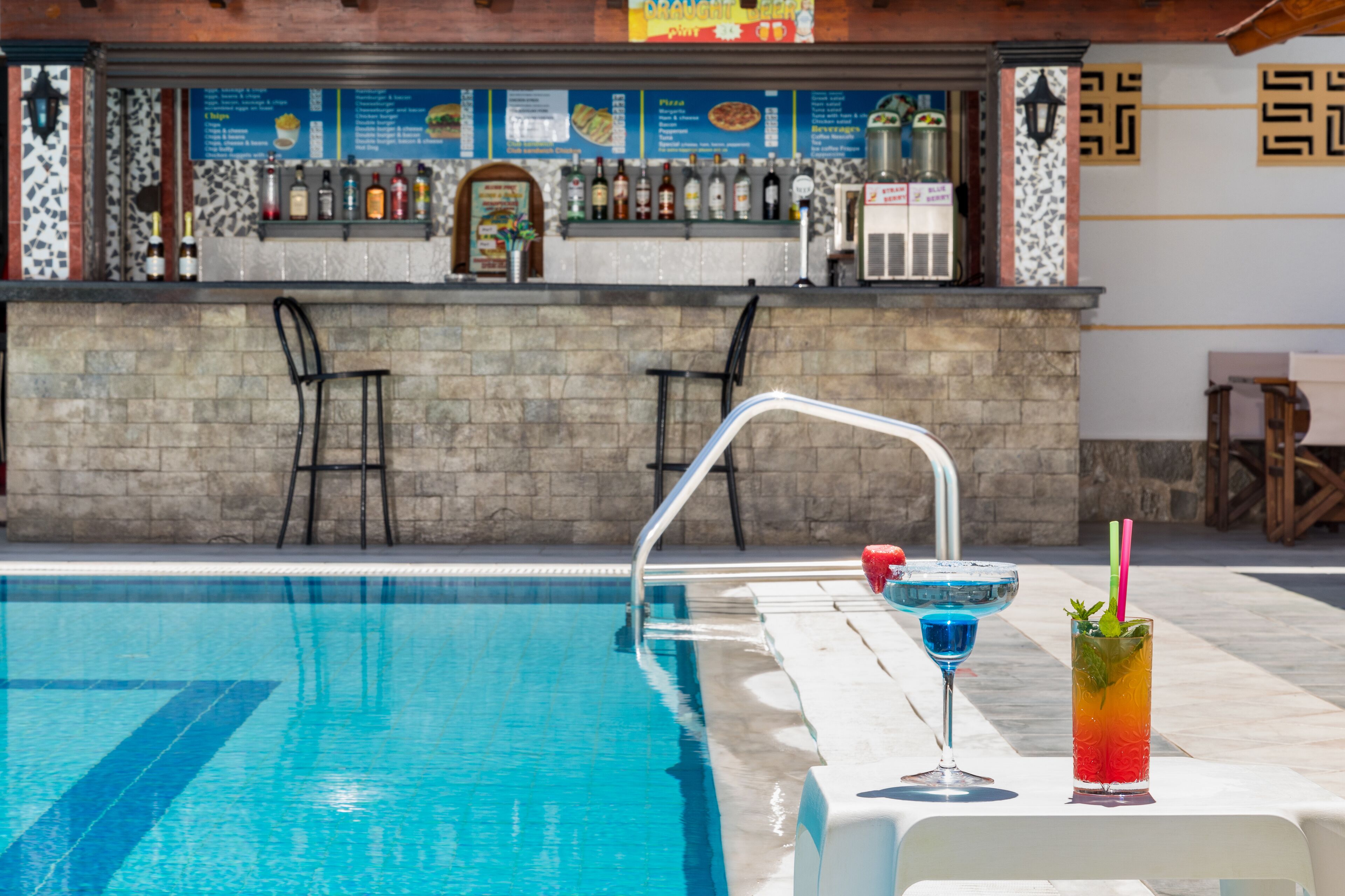 Piscina exterior, guarda-sóis, espreguiçadeiras 
