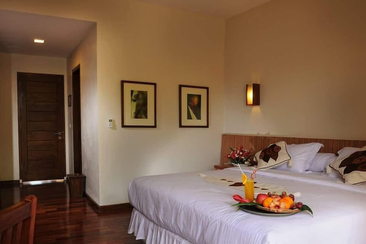Quarto Standard, não fumadores | Minibar, cofre no quarto, secretária, Wi-fi grátis