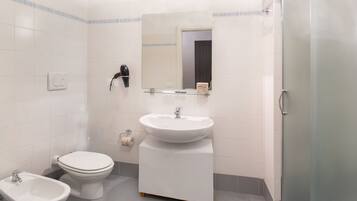 Um polibã, um secador de cabelo