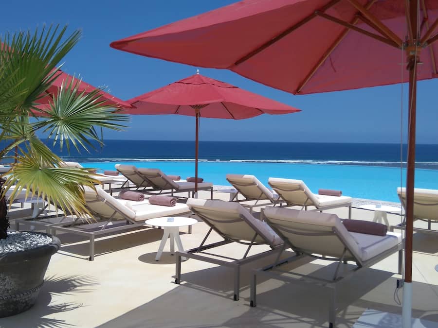 Piscina exterior, guarda-sóis, espreguiçadeiras