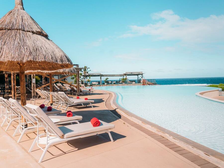 Piscina exterior, guarda-sóis, espreguiçadeiras