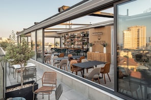 Café da manhã, almoço e jantar; culinária internacional