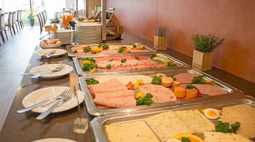 Pequeno-almoço tipo buffet diário (14.9 EUR por pessoa) 