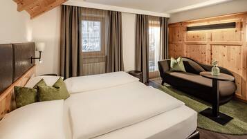 Quarto casal ou duplo superior, sacada | Frigobar, cofres nos quartos, escrivaninha, cortinas blackout