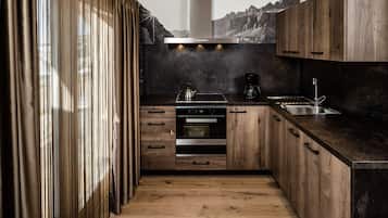 Apartamento luxo, 1 quarto, sacada | Cozinha americana privada | Geladeira grande, cooktop, lava-louças, chaleira elétrica