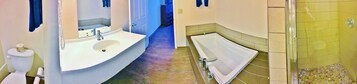 Quarto Executivo, 1 cama king-size | Banheira de hidromassagem privativa