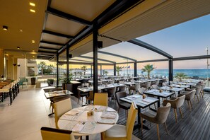 2 restaurantes: opção de almoço e jantar
