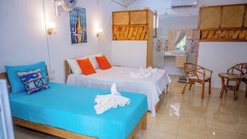 Quarto Comfort, terraço, vista para a montanha | Cortinas/cortinados opacos, ferro/tábua de engomar