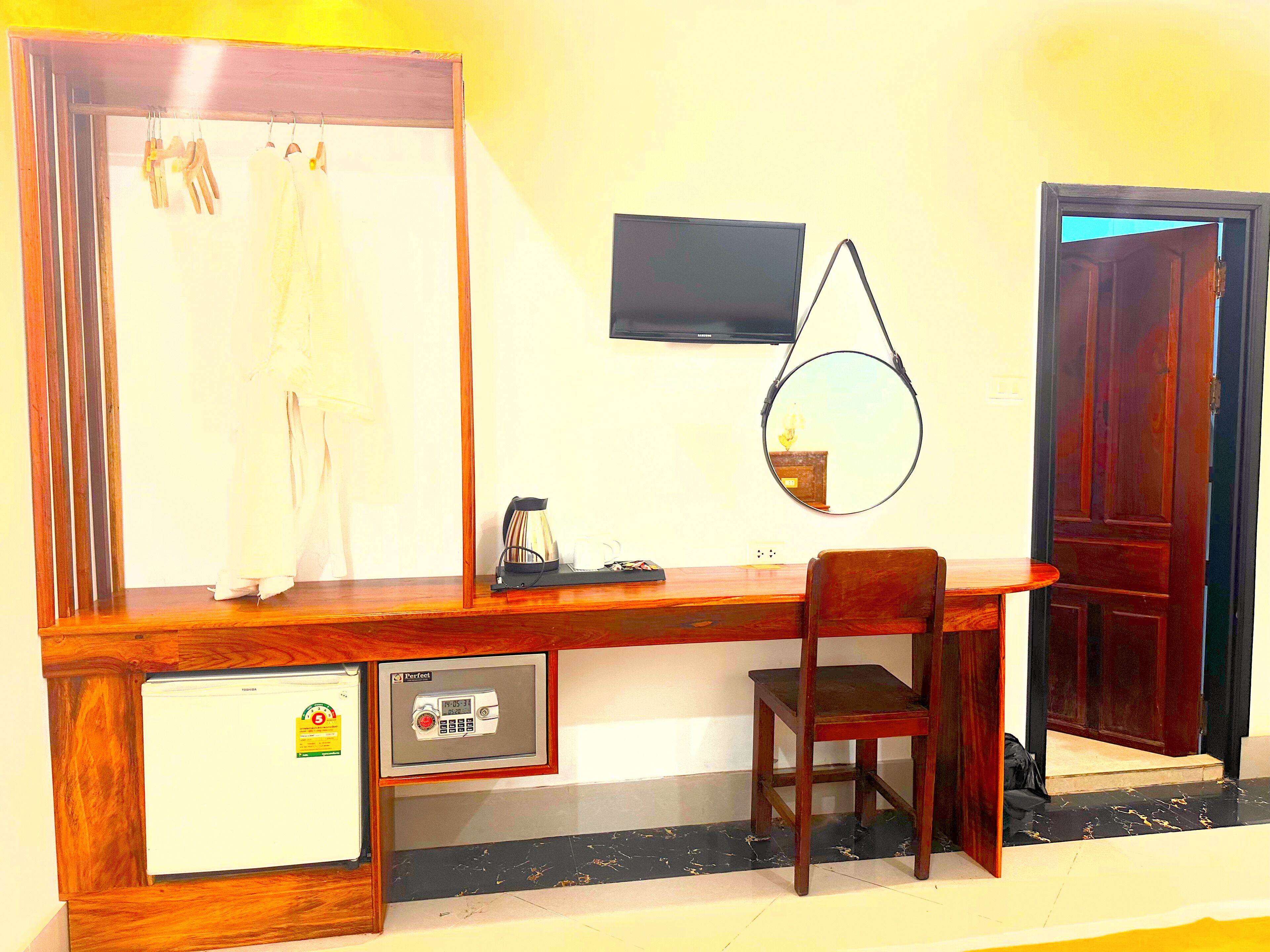 Standard Double Room | Frigobar, cofres nos quartos, cortinas blackout, Wi-Fi de cortesia