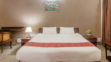 Quarto Deluxe, não fumadores | Cofre no quarto, secretária, cortinas/cortinados opacos