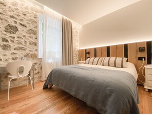 Quarto Duplo Deluxe (2 pax) | Secretária, secretária adequada para computadores portáteis 