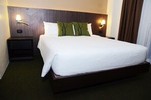 Suíte com design assinado, 2 quartos | Roupas de cama premium, frigobar, escrivaninha, cortinas blackout