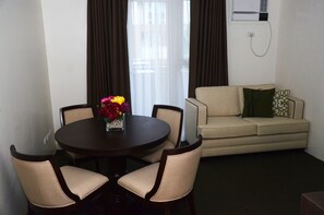 Suíte com design assinado, 2 quartos | Área de estar | TV de tela plana