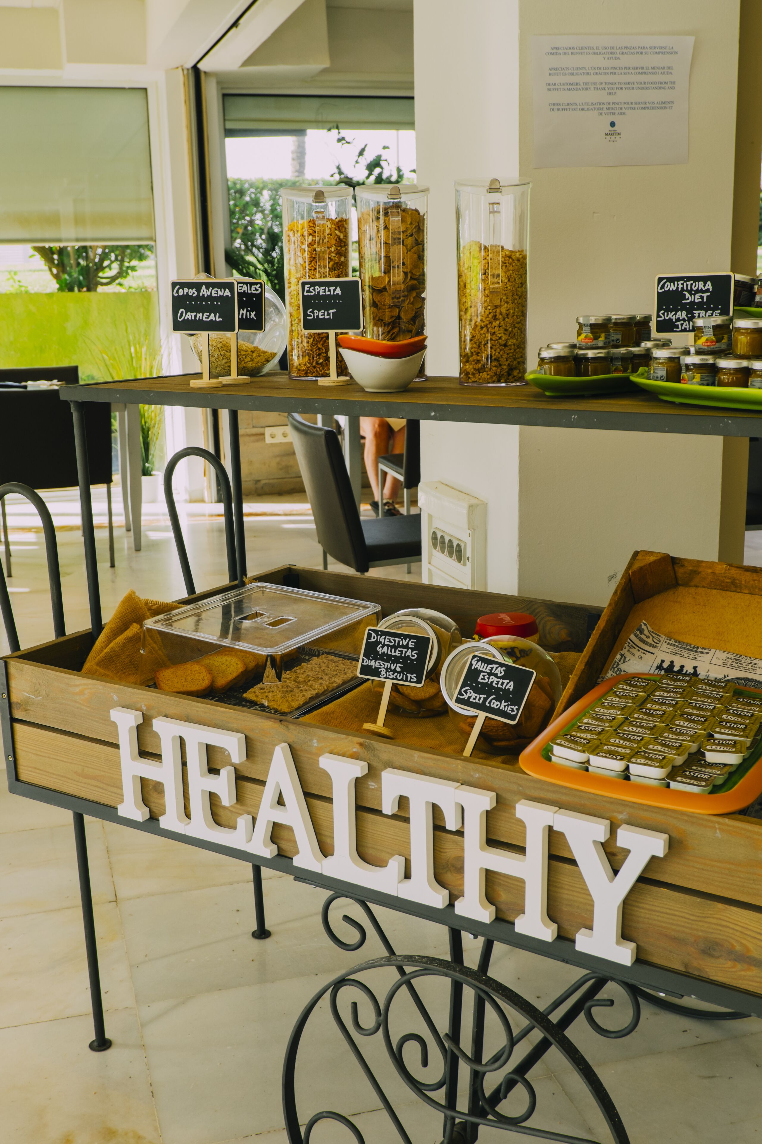 Exposição de comida com diversos potes e recipientes etiquetados com diferentes alimentos.