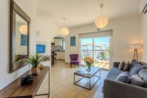 Apartamento, 2 quartos, varanda | 1 quarto, cortinas/cortinados opacos, quartos insonorizados 